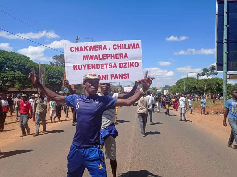 Bon Kalindo enjoys successful Mzuzu demos as he gives government 7 days ...